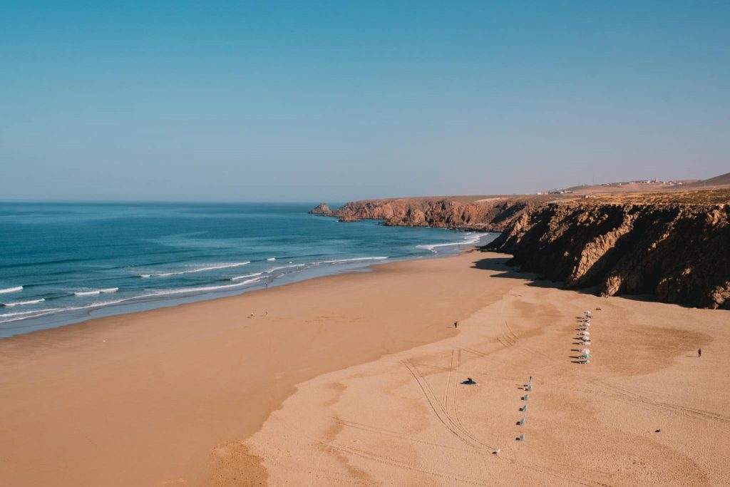 Visiter Mirleft au Maroc : guide entre plages, surf et souk