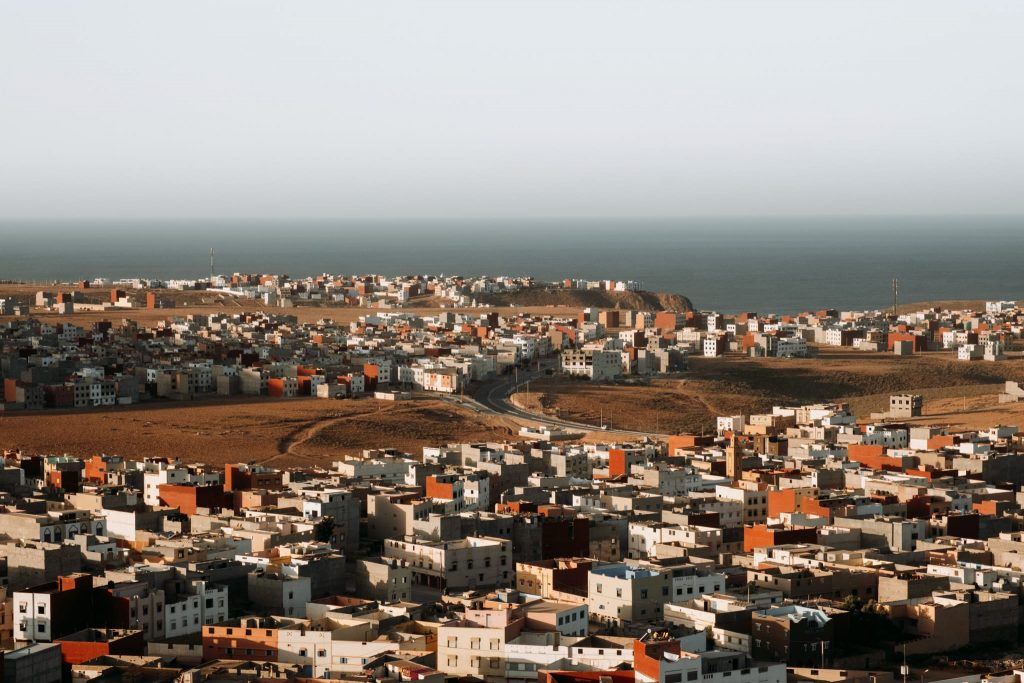 Visiter Mirleft au Maroc : guide entre plages, surf et souk