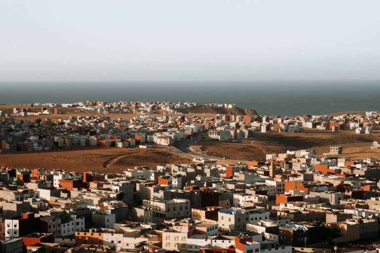 Visiter Mirleft au Maroc : guide entre plages, surf et souk